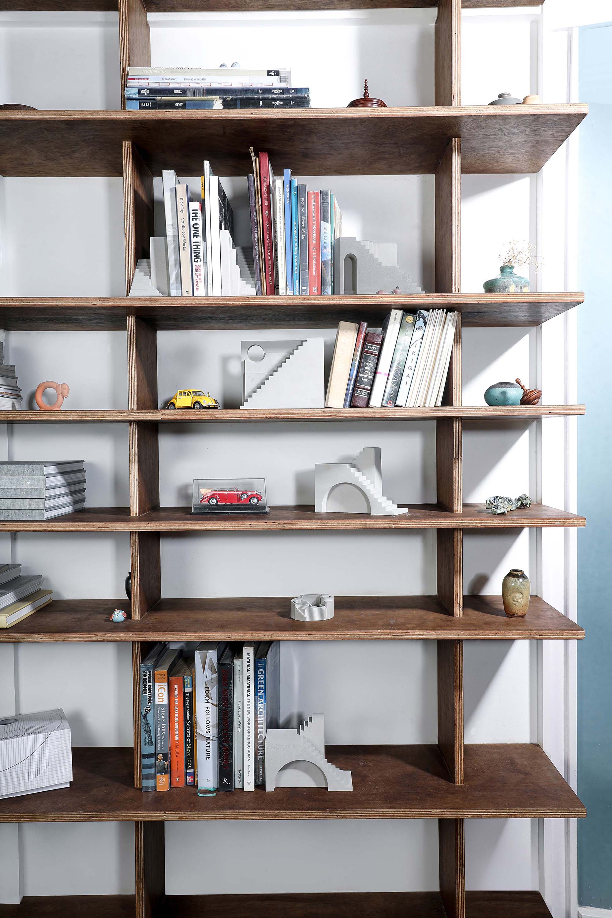 Bracket - The Concrete Bookends play of Light and Shadow Beton Home De – Material Immaterial studio